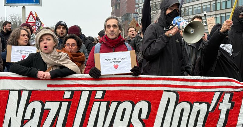 Azc-protest van NVU in Utrecht overstemd door tegendemonstratie: ‘Ik ...