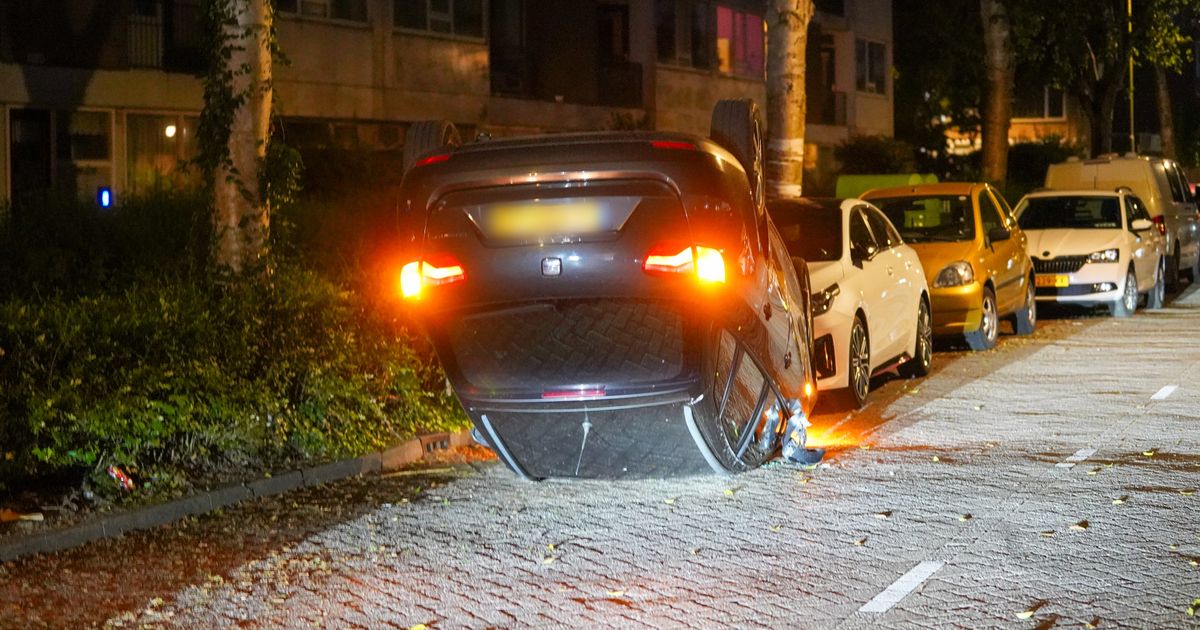 Auto op z'n kop, bestuurder mogelijk onder invloed - Rijnmond