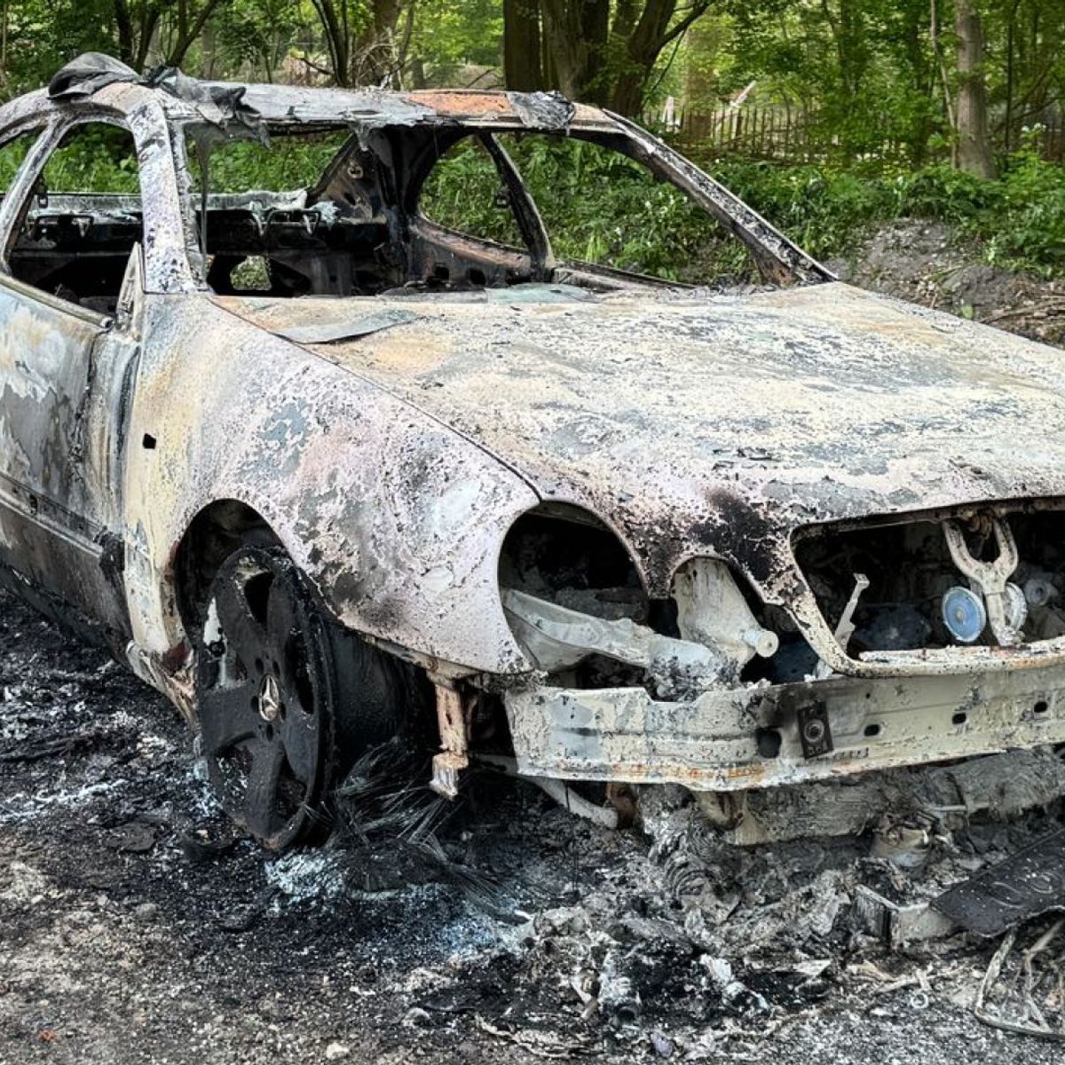 Auto brandt volledig uit, veel vaker meldingen in beruchte buurt ...