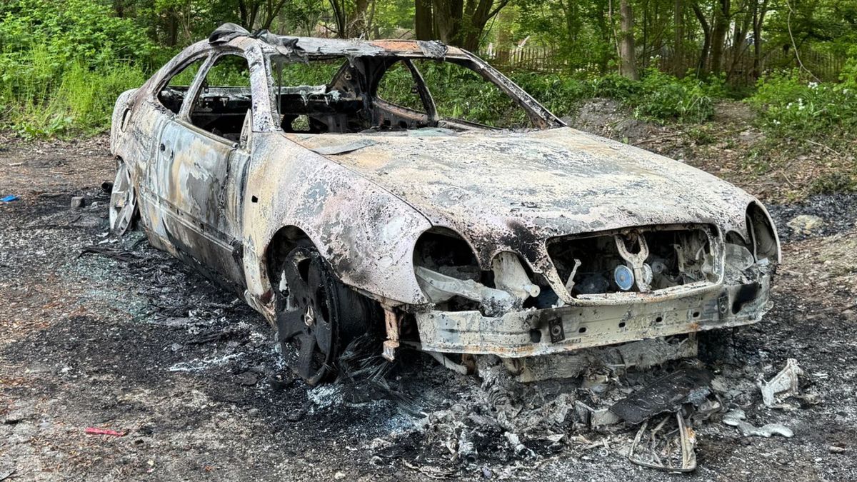 Auto brandt volledig uit, veel vaker meldingen in beruchte buurt ...