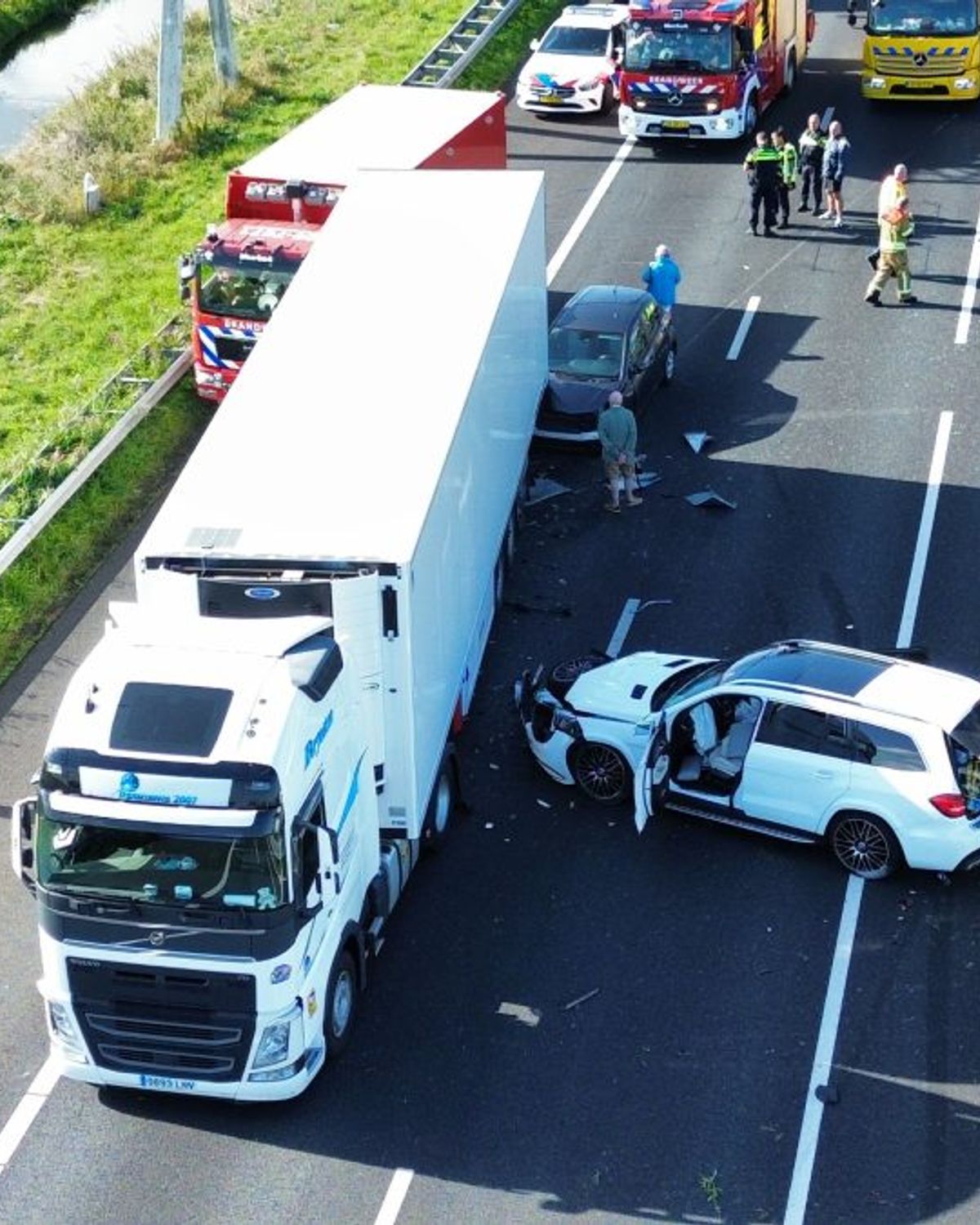 Opnieuw grote botsing; snelweg dicht na ongeluk vrachtwagen en personenauto's - Rijnmond