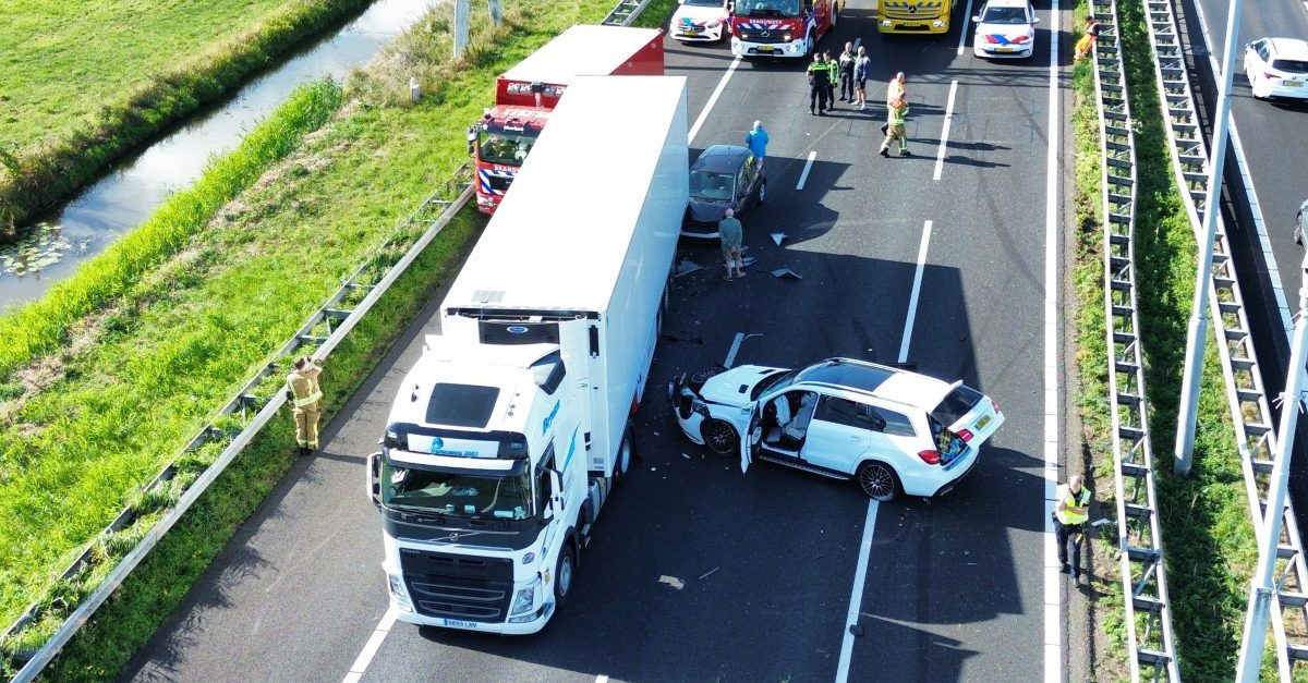 Opnieuw grote botsing; snelweg dicht na ongeluk vrachtwagen en personenauto's - Rijnmond