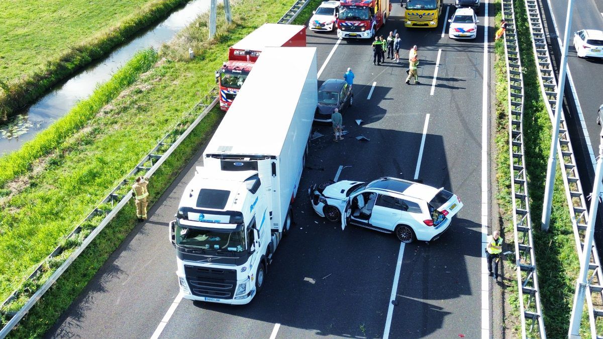 Opnieuw grote botsing; snelweg dicht na ongeluk vrachtwagen en personenauto's - Rijnmond