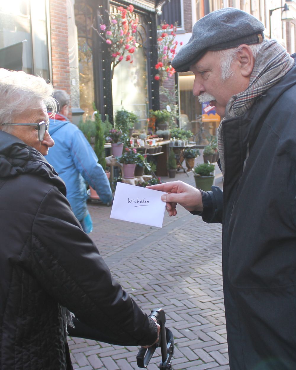 Jan Thomas (69) deelt gewoon 500 euro uit in Meppel: 'Om iets moois te ...