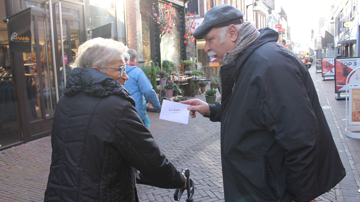Jan Thomas (69) deelt gewoon 500 euro uit in Meppel: 'Om iets moois te ...