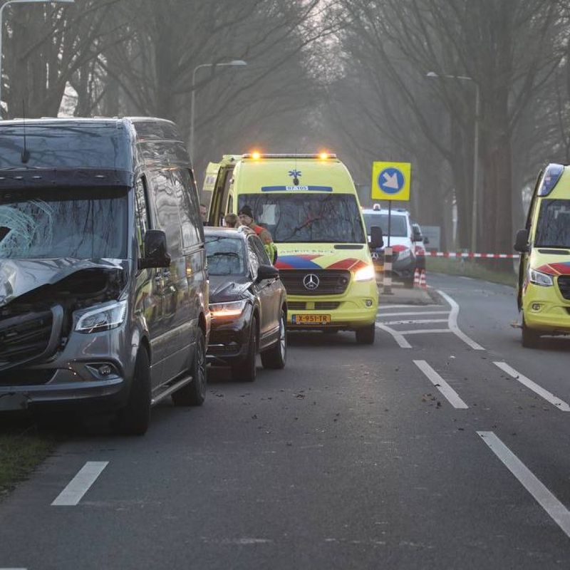 22-jarige fietser overleden bij botsing bestelbus - Omroep Gelderland