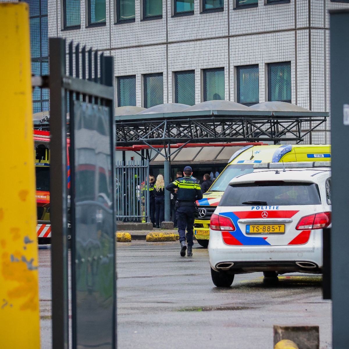 Twee medewerkers onwel bij PostNL | Gewonden bij botsing tussen auto en vrachtwagen - Rijnmond
