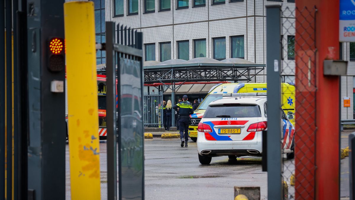 Twee medewerkers onwel bij PostNL | Gewonden bij botsing tussen auto en vrachtwagen - Rijnmond