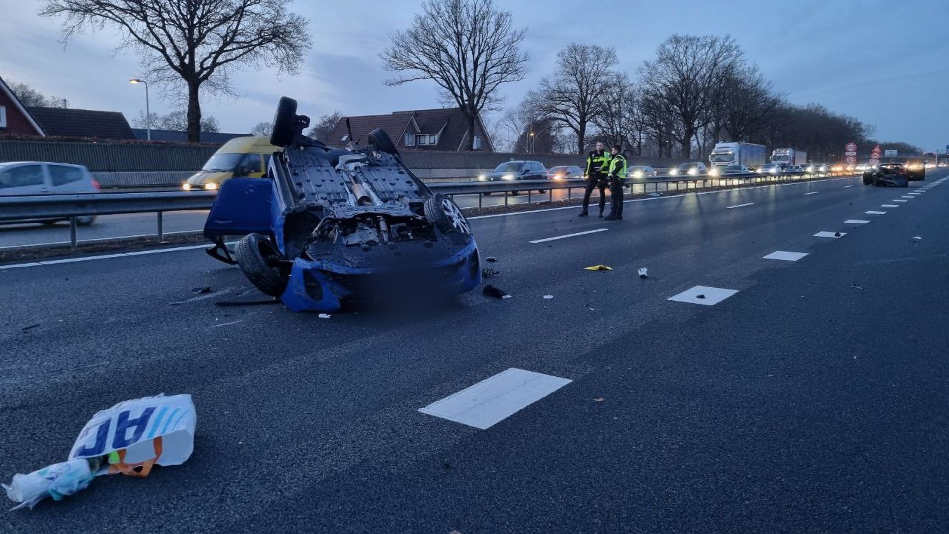 112 nieuws: Vier gewonden bij ongeluk met meerdere auto's op A28 - Oost