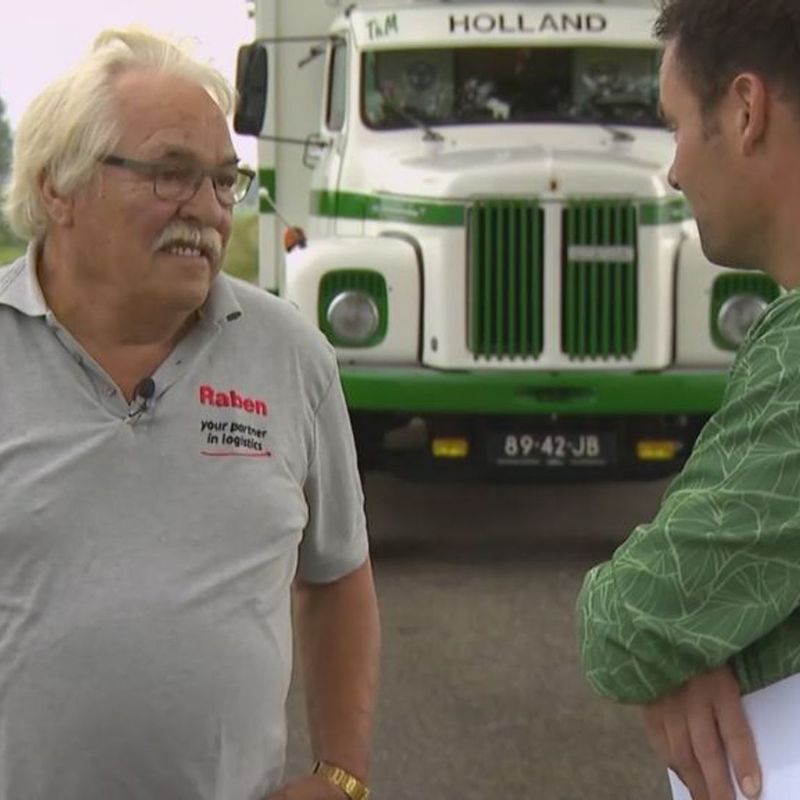 Theo reed in 1975 drie kilometer achteruit met de vrachtwagen, en hij ...