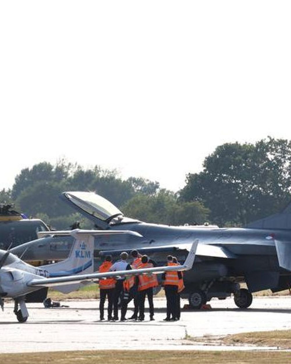 Gestrande F-16 blijft nog wel even op luchthaven Eelde: 'Trekt veel ...