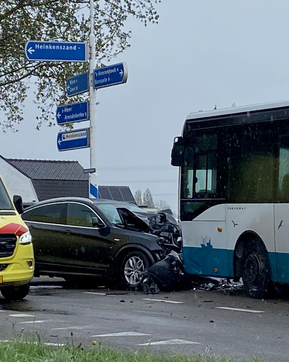 Dode bij frontale botsing tussen auto en bus bij Heinkenszand - Omroep Zeeland