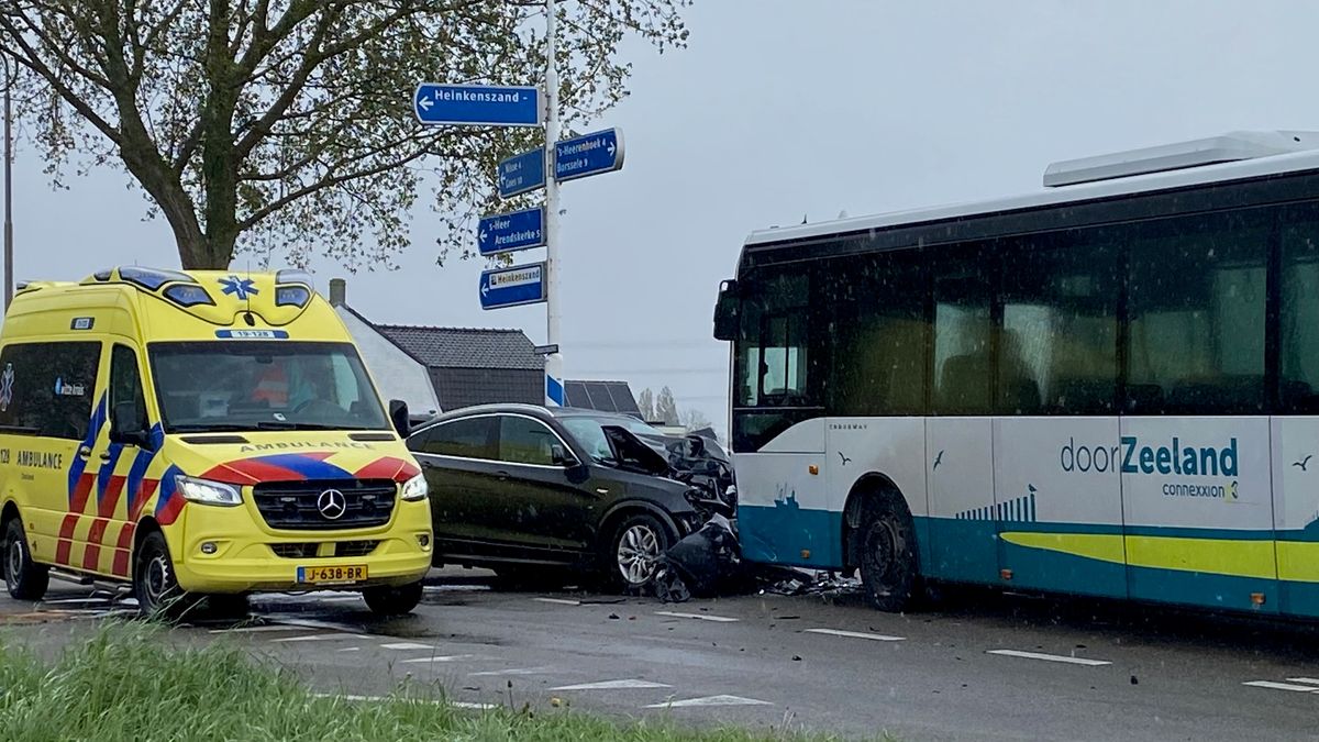 Dode bij frontale botsing tussen auto en bus bij Heinkenszand - Omroep Zeeland