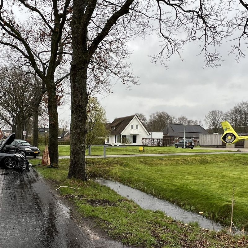 Gewonde bij botsing tegen boom op Zevenhuisterweg bij Nieuw-Roden - RTV ...