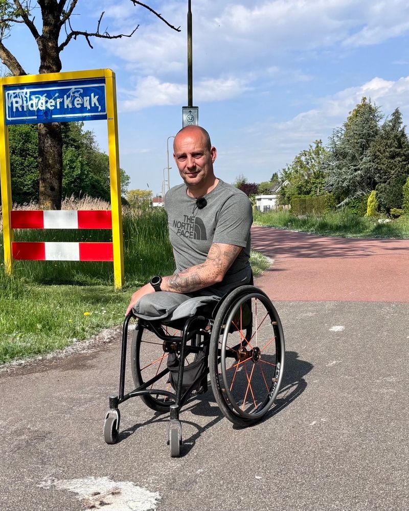 Ronald verloor zijn benen door een bermbom, toch viert hij vandaag zijn ...