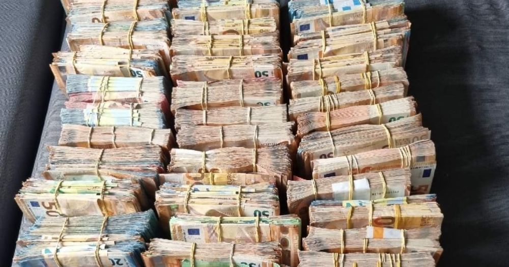 Voor tienduizenden euro's aan briefgeld en hennep gevonden in ...