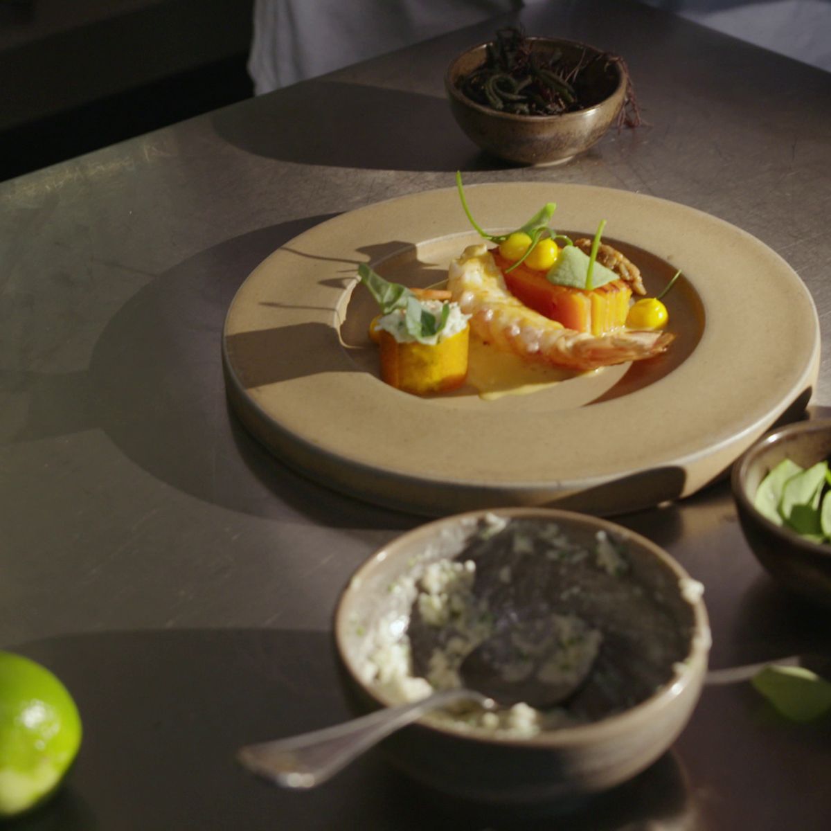 Chef-kok Laurent Smallegange maakt eigen signatuurgerecht: 'Vis met een ...