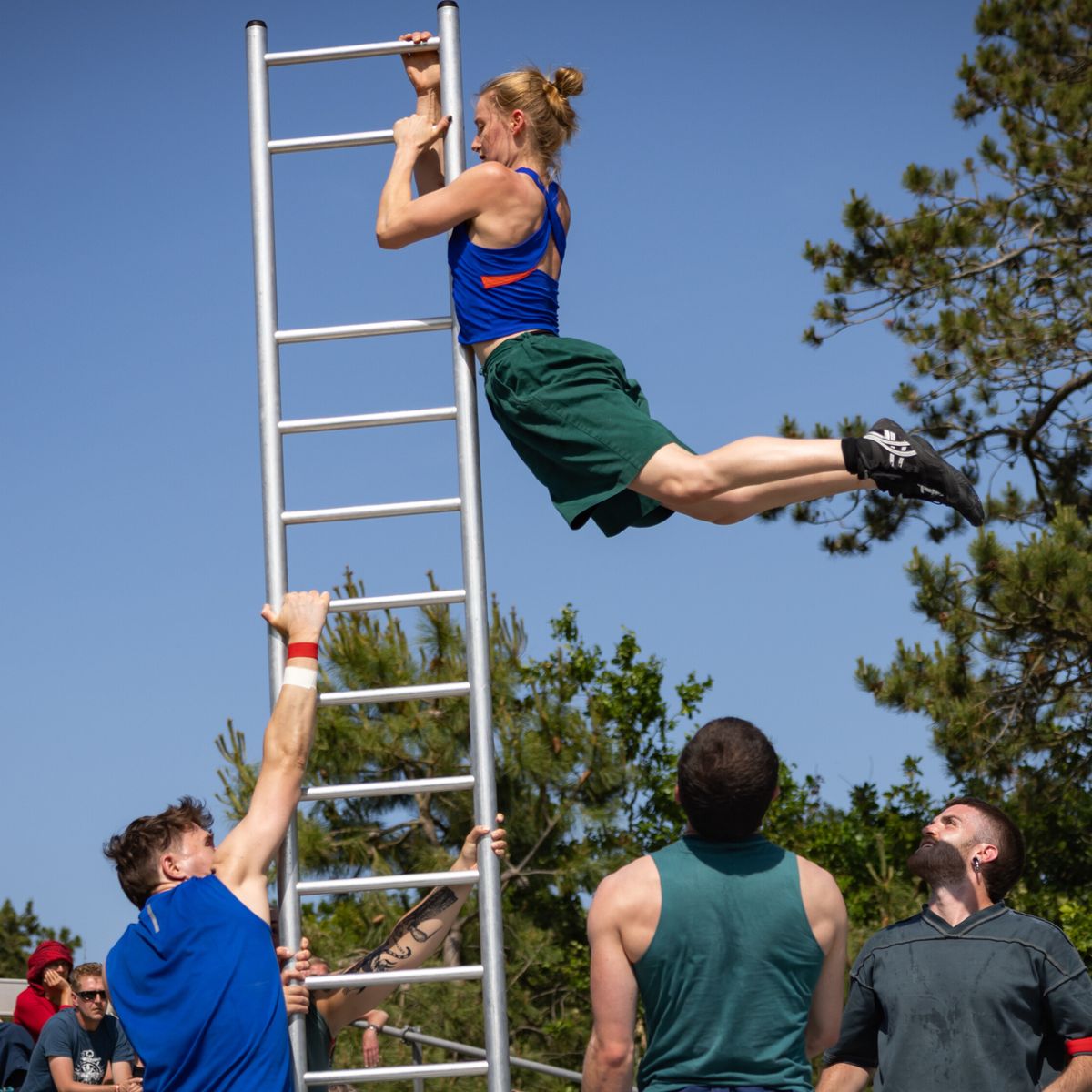 Klimmen en zweven op ladders op Oerol: "Goed luisteren en kijken naar ...