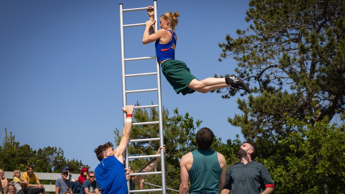 Klimmen en zweven op ladders op Oerol: "Goed luisteren en kijken naar ...