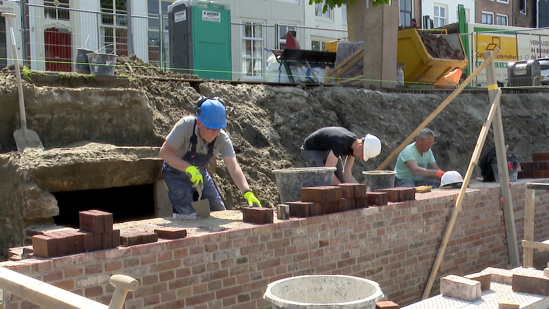 Metselaars maken Middelburgse muren weer als vanouds: 'Het is wel wat ...