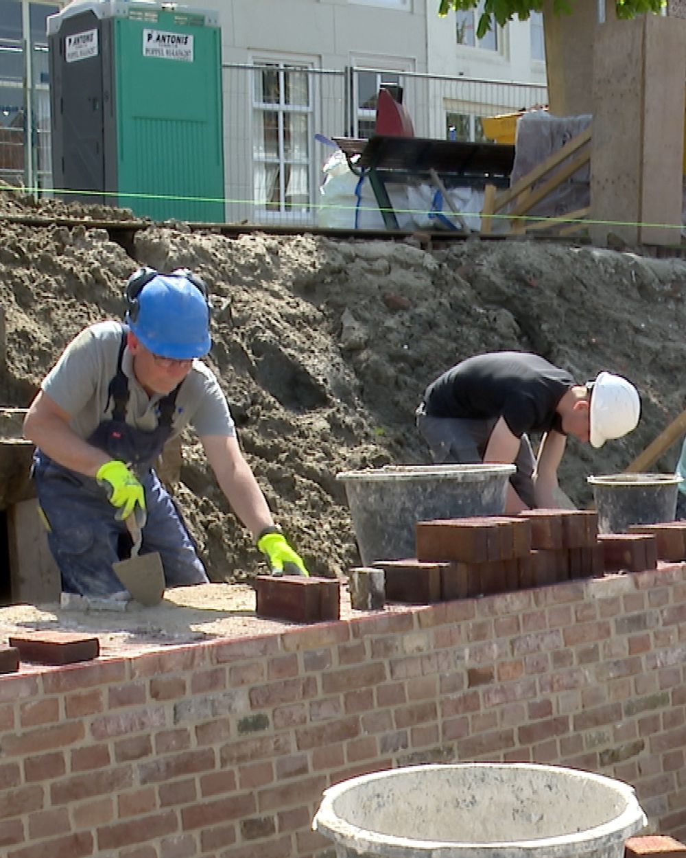 Metselaars maken Middelburgse muren weer als vanouds: 'Het is wel wat ...
