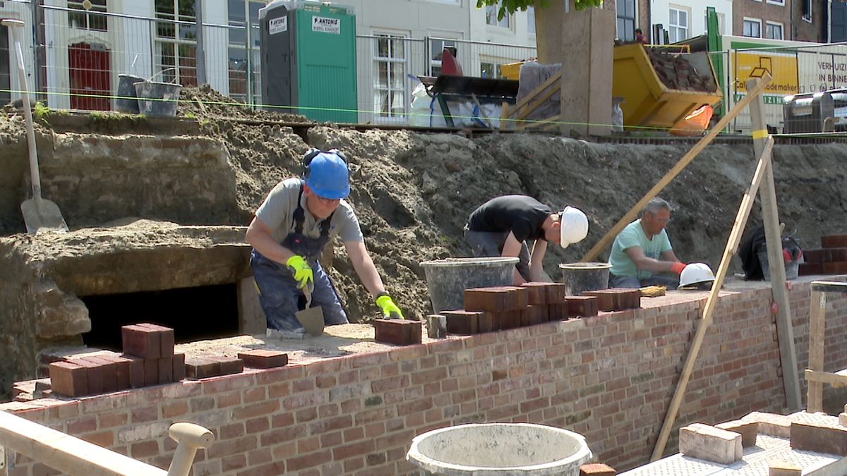 Metselaars maken Middelburgse muren weer als vanouds: 'Het is wel wat ...