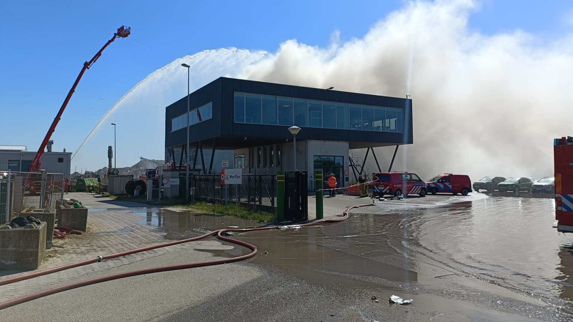Brandweer over grote brand Vlaardingen: geen gevaarlijke stoffen ...