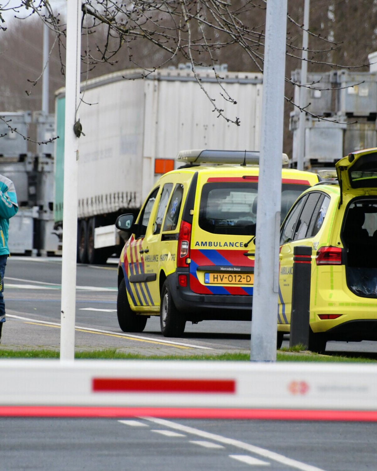 Gewonde bij bedrijfsongeval met bijtende stof in Hoek - Omroep Zeeland