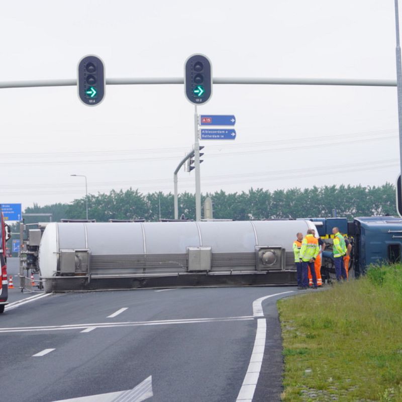 Gekantelde vrachtwagen A15 staat weer rechtop, oprit weer open - Rijnmond