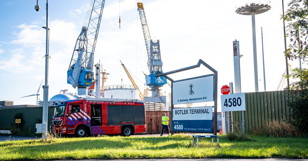 Man overleden bij bedrijfsongeval op schip in Botlek, inspectie doet ...