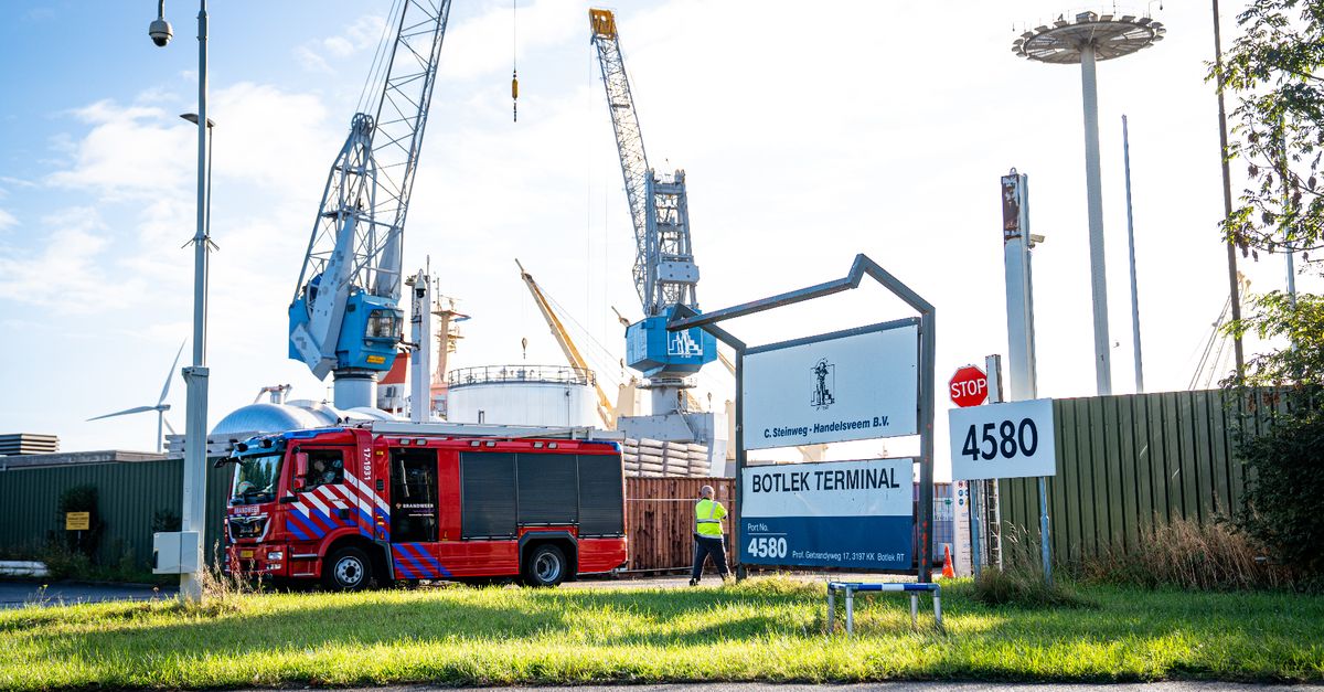 Man overleden bij bedrijfsongeval op schip in Botlek, inspectie doet ...