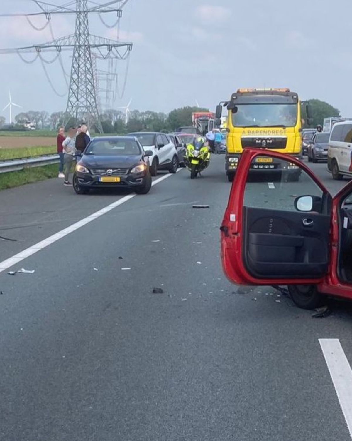 Ongelukken en kapotte brugklep: vrijdagmiddag was een verkeerschaos op de A29 - Rijnmond