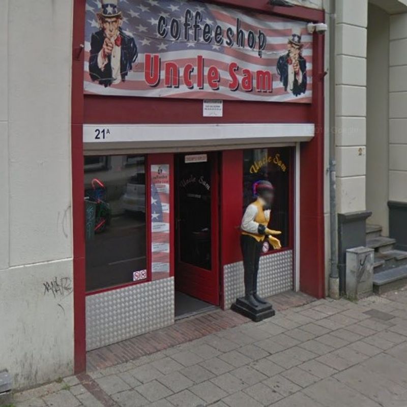 'Racistische' zwarte pop voor Arnhemse coffeeshop na 30 jaar weg na ...