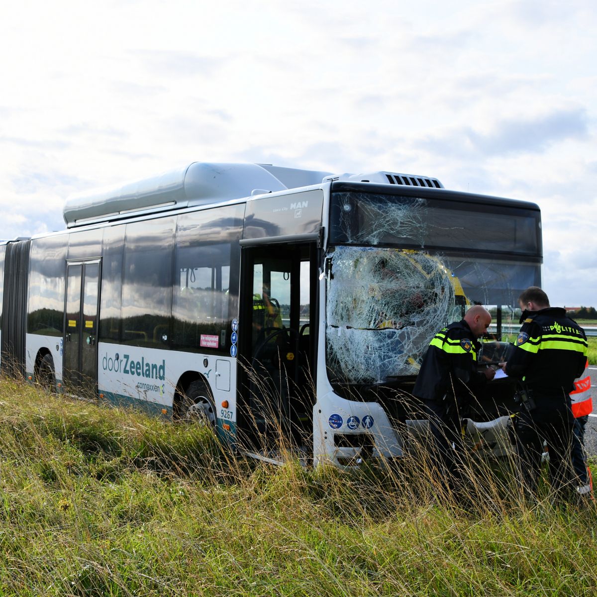 Lijnbus komt naast A58 en raakt verkeersbord, chauffeur naar ziekenhuis ...