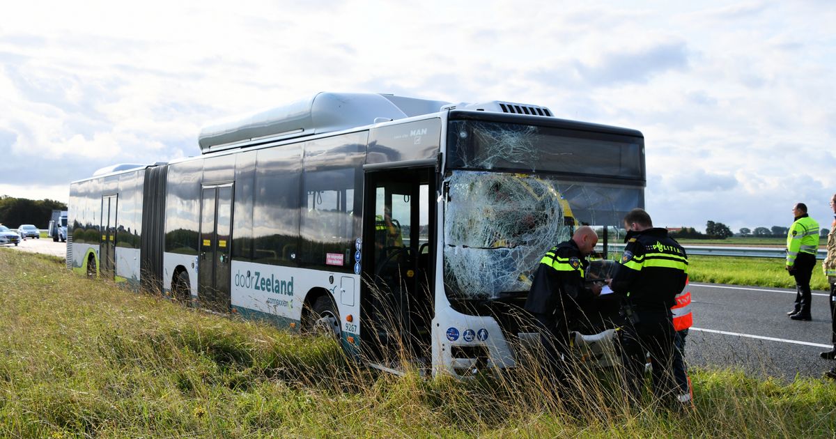 Lijnbus komt naast A58 en raakt verkeersbord, chauffeur naar ziekenhuis ...