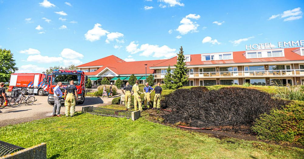 Begroeiing zwartgeblakerd door brand bij Van der Valk Emmen - RTV Drenthe