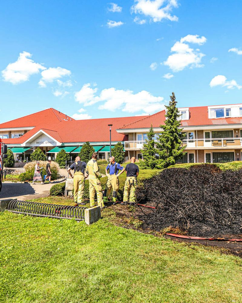 Begroeiing zwartgeblakerd door brand bij Van der Valk Emmen - RTV Drenthe