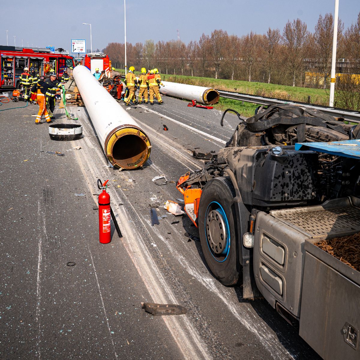 Snelweg dicht nadat vrachtwagen met buizen noodstop maakt, chauffeur nog bekneld - Rijnmond