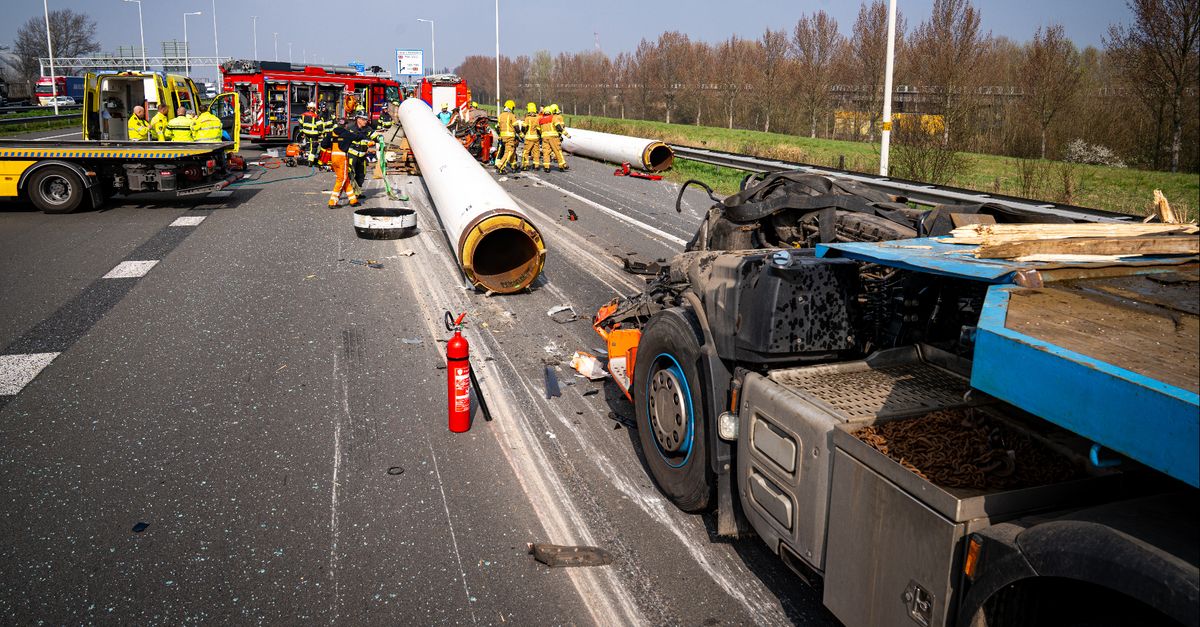 Snelweg dicht nadat vrachtwagen met buizen noodstop maakt, chauffeur nog bekneld - Rijnmond