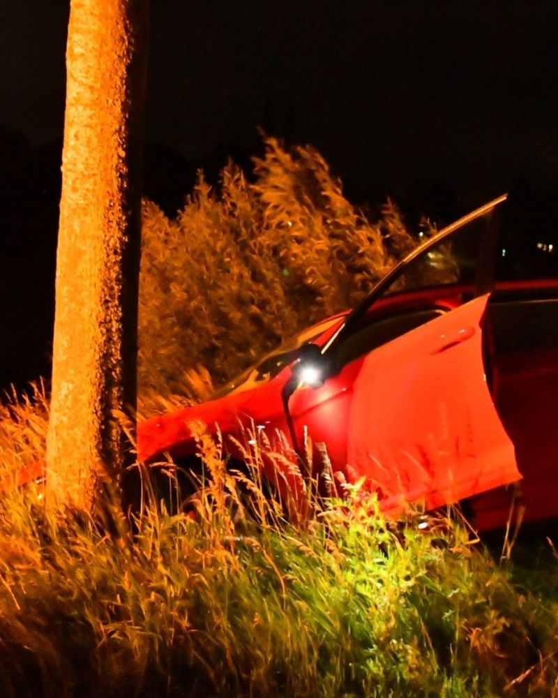 Auto tegen boom in Baarlo: bestuurder aangehouden - L1 Nieuws