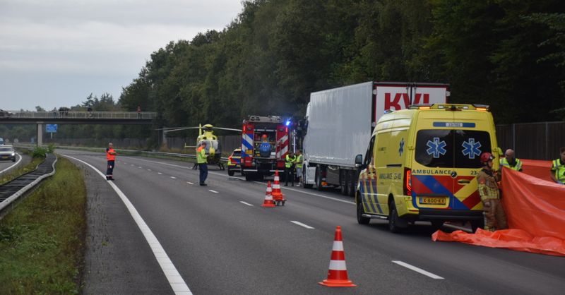 A73 bij Venray dicht na ongeval met auto en vrachtwagen - L1 Nieuws