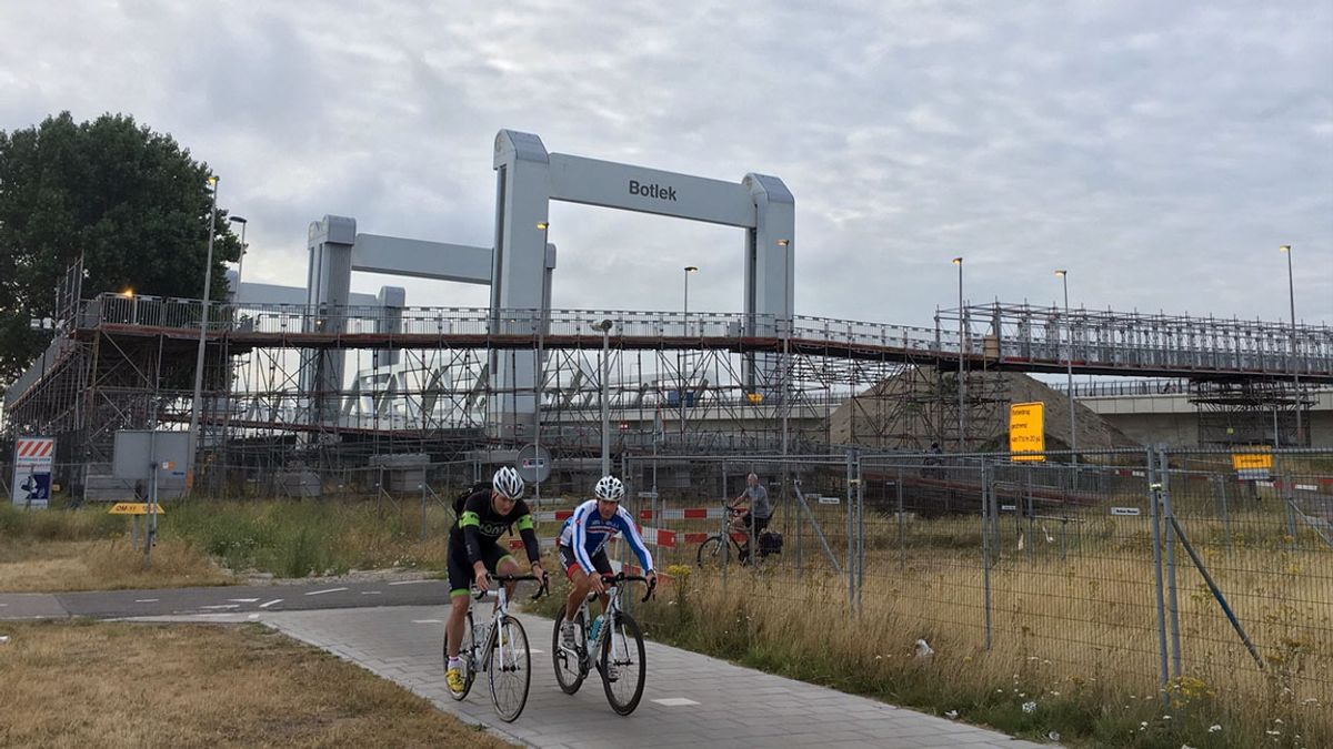 'Fietsbrug Nieuwe Botlekbrug is brug des doods' - Rijnmond