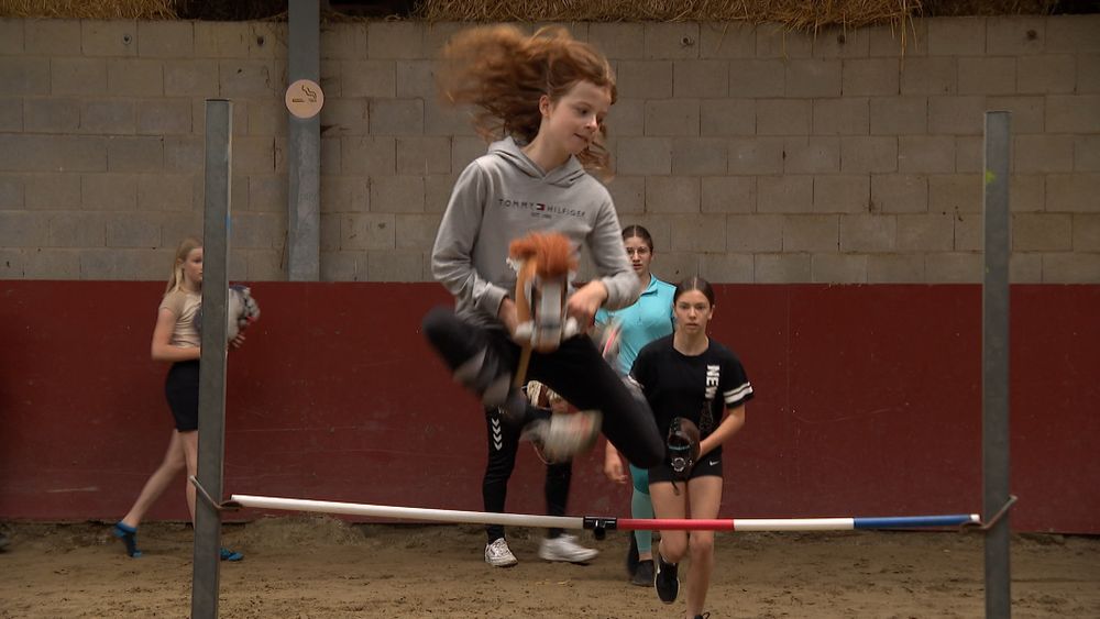 Een meter hoog springen op een stokpaard: hobbyhorsers strijden om de ...