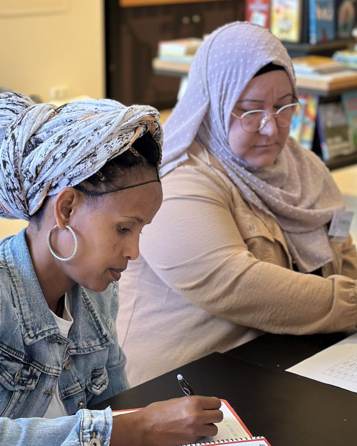 In de bibliotheek van De Westereen kun je de taal leren, maar ook alles ...