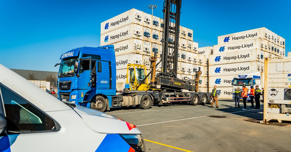 Vrachtwagenchauffeur zwaargewond geraakt bij bedrijfsongeval | Giftige ...