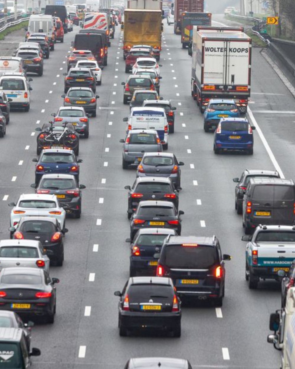 Drukte tijdens ochtendspits, meerdere files in de regio - Rijnmond