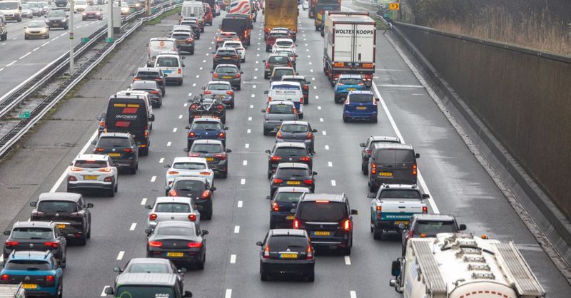 File van ruim een uur door botsing met meerdere auto's op snelweg ...