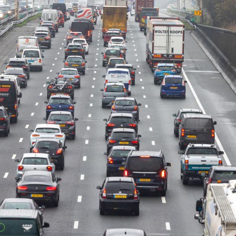 Verkeersinfarct rond Rotterdam door dodelijk ongeluk, snelweg weer vrij - Rijnmond