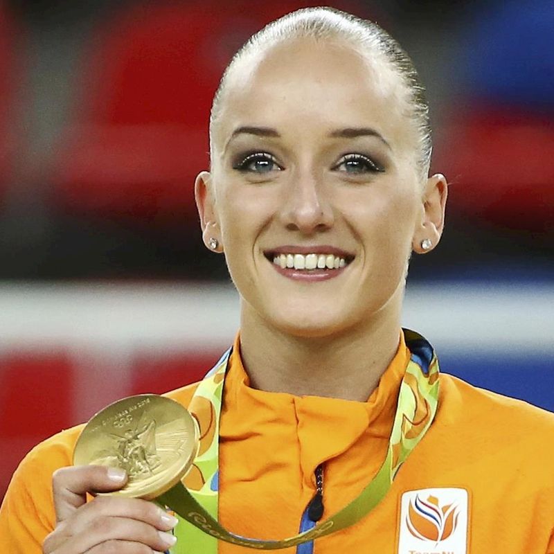 Sanne Wevers draagt vlag tijdens sluitingsceremonie Olympische Spelen ...