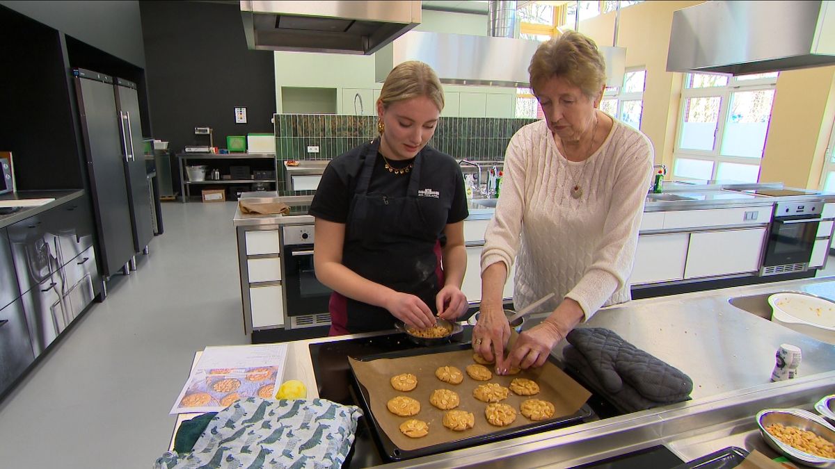 Oud en jong vinden elkaar bij uitwisselingsprogramma in Ter Apel - RTV ...